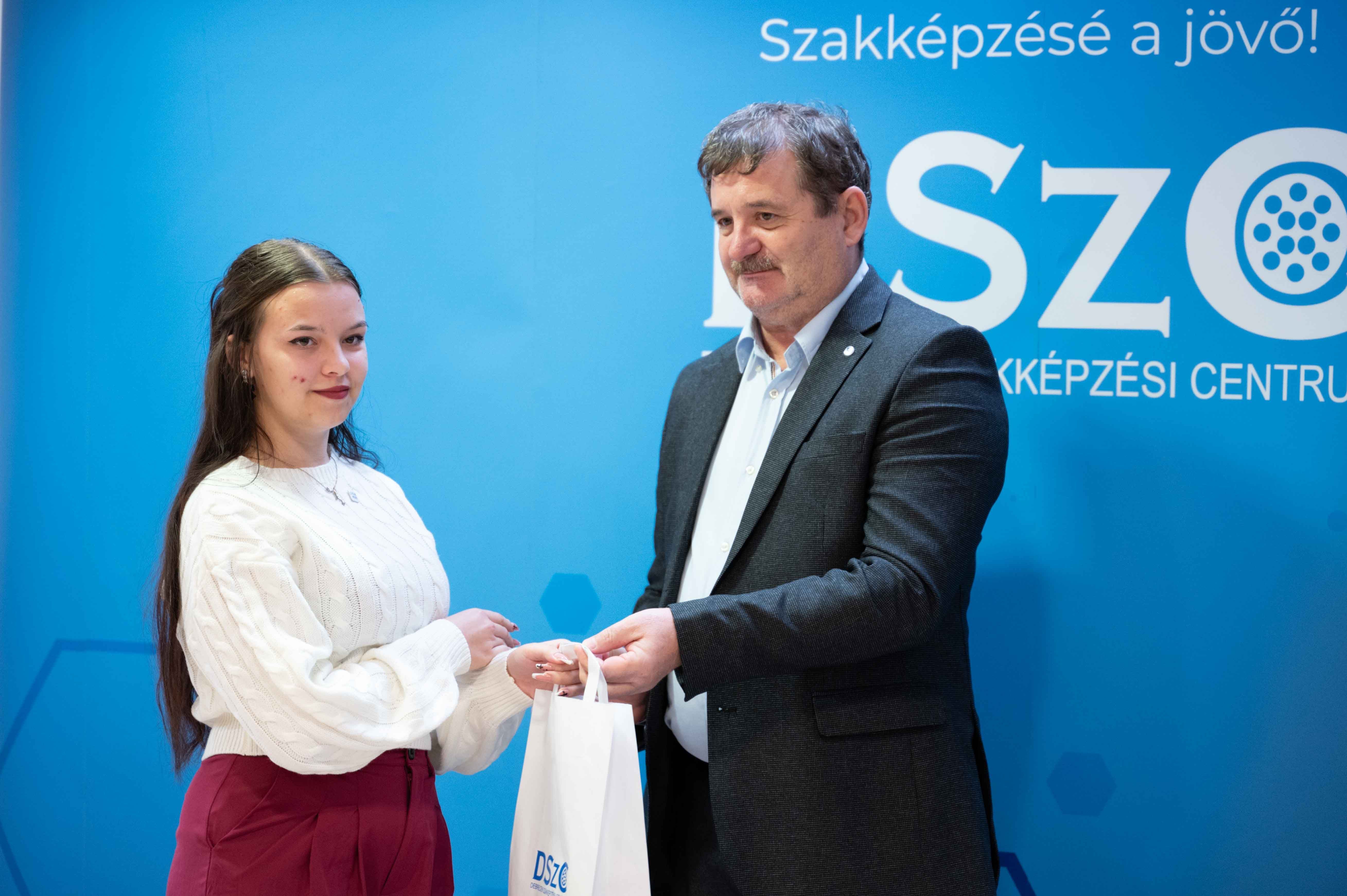 Szaráka Vanda Nóra hivatalosan is DSZC-nagykövet lett | Hírek ...